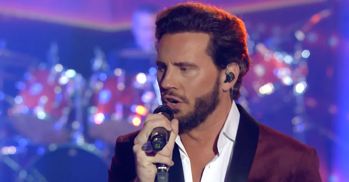 My Tribute to Elvis: Bouke zingt 'A Little Less Conversation'