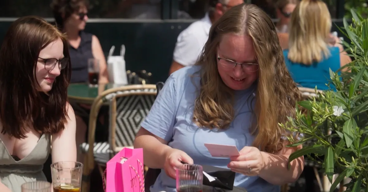 Steenrijk, Straatarm: Jennifer en Zoë kopen eindelijk een cadeau voor ...
